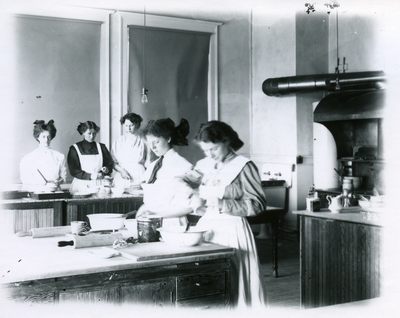Women work in the domestic science lab, 1905