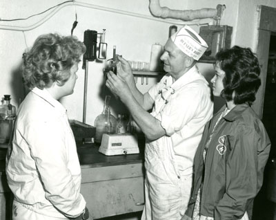 Matt Dugner Shows Brenda Hansen and Ann Maier How to Read the Butter ...